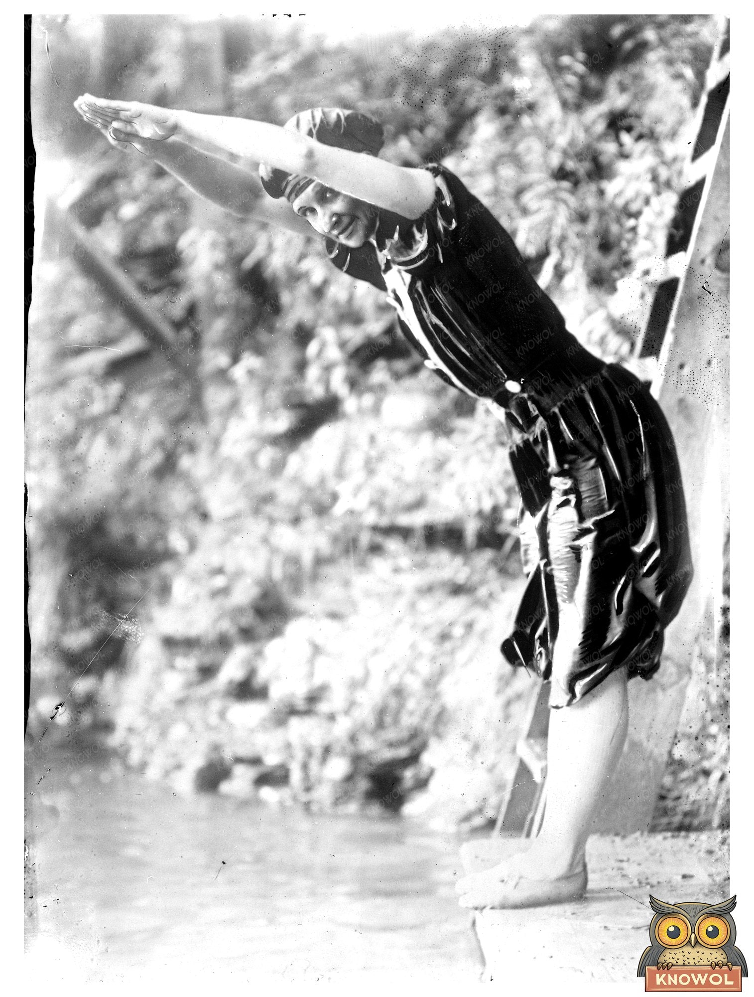 Vintage Diver Poised for Splash: 20th Century Elegance – KNOWOL