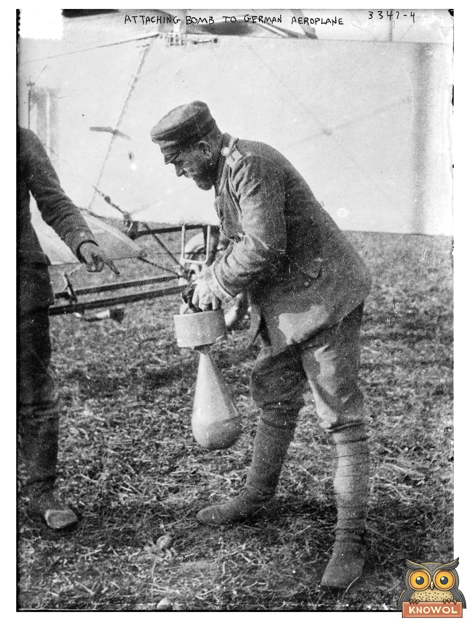 World War I: Soldiers Loading Bomb on German Plane – KNOWOL