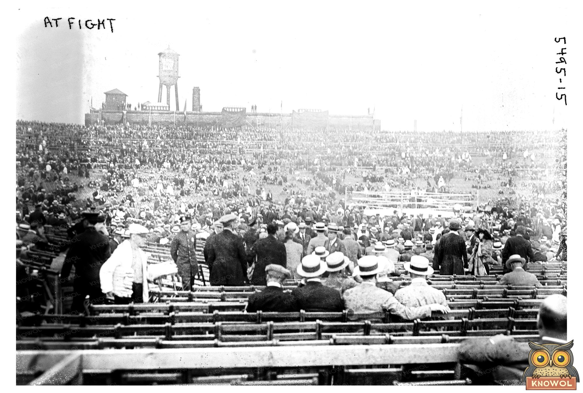 Historic 1920s Conflict: Captivating Moment of Struggle – KNOWOL