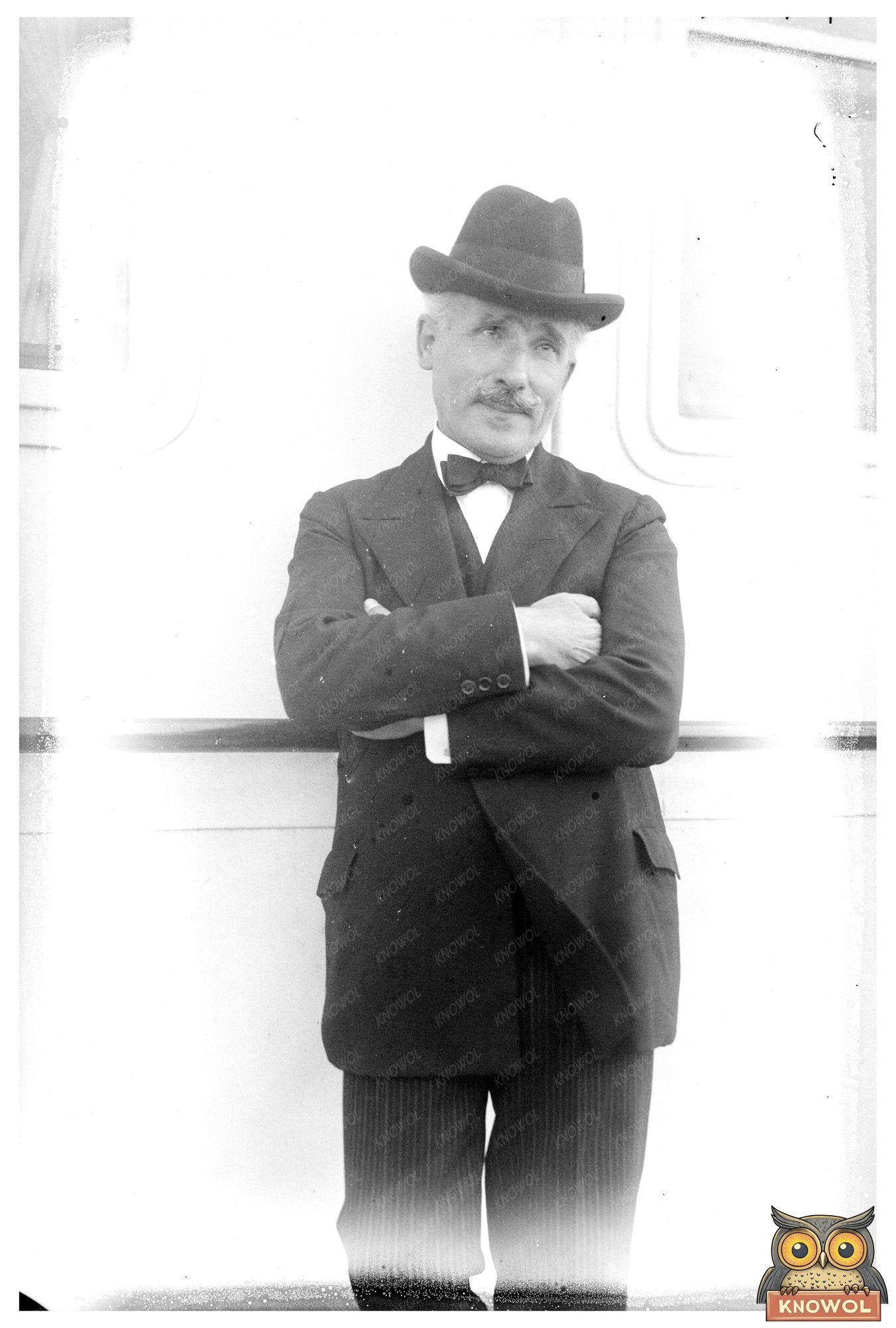 Dynamic Conductor in Passionate Performance – KNOWOL