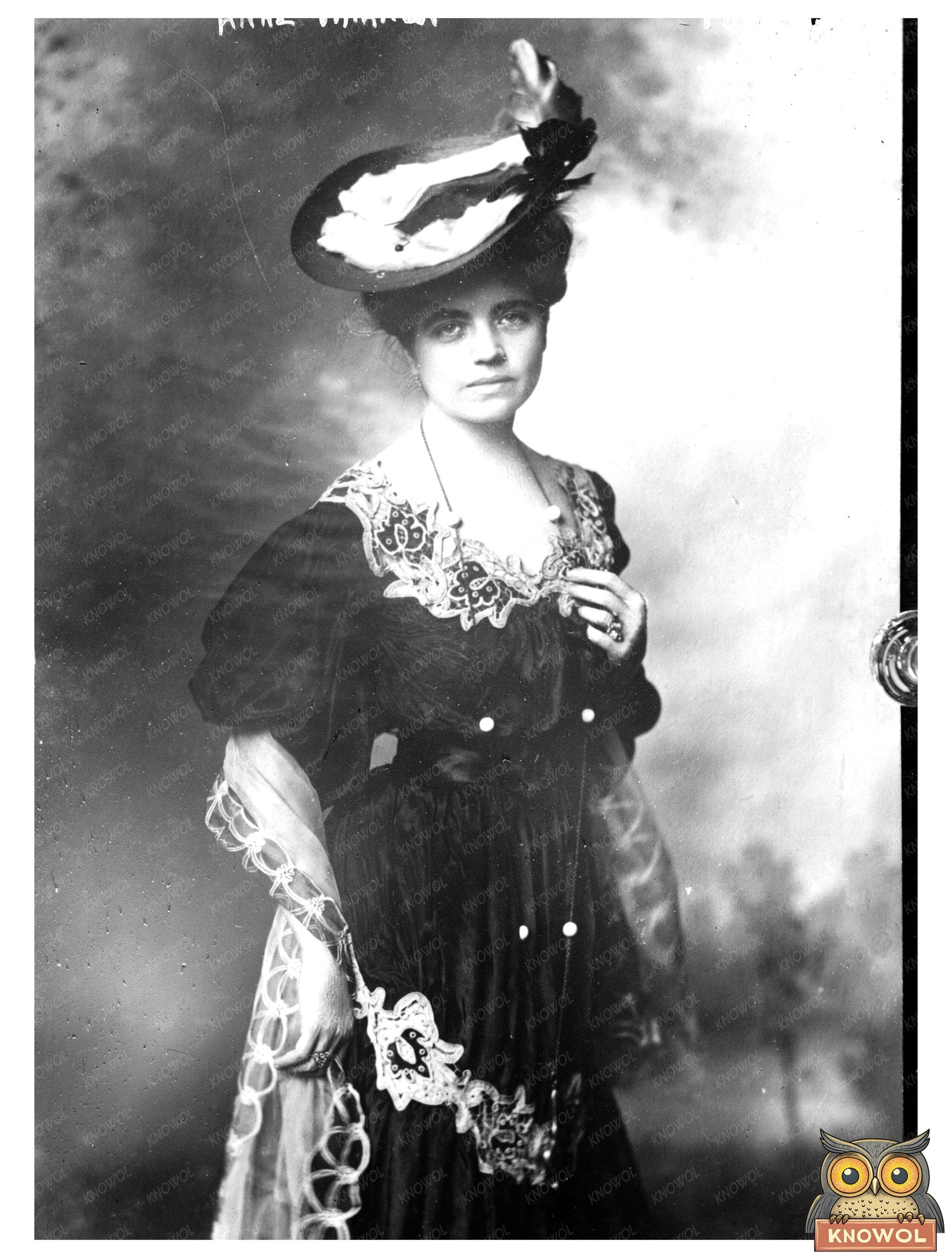 Elegance of Anne Warner in Timeless Portraiture – KNOWOL