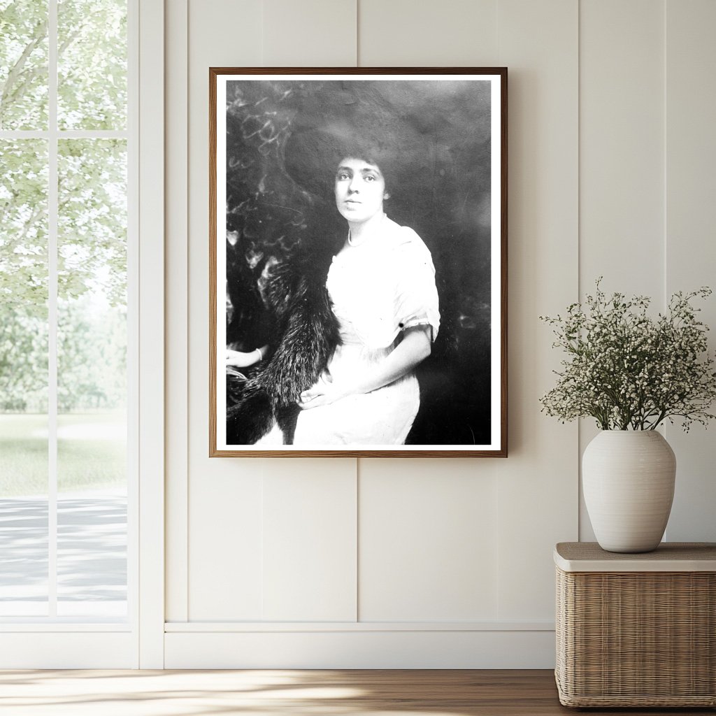 Elegant Early 1900s Portrait of a Modern Woman – KNOWOL