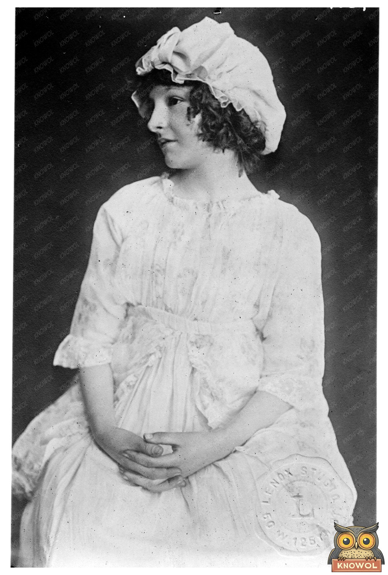 Violet Roberts: Graceful Portrait of the 1920s Era – KNOWOL