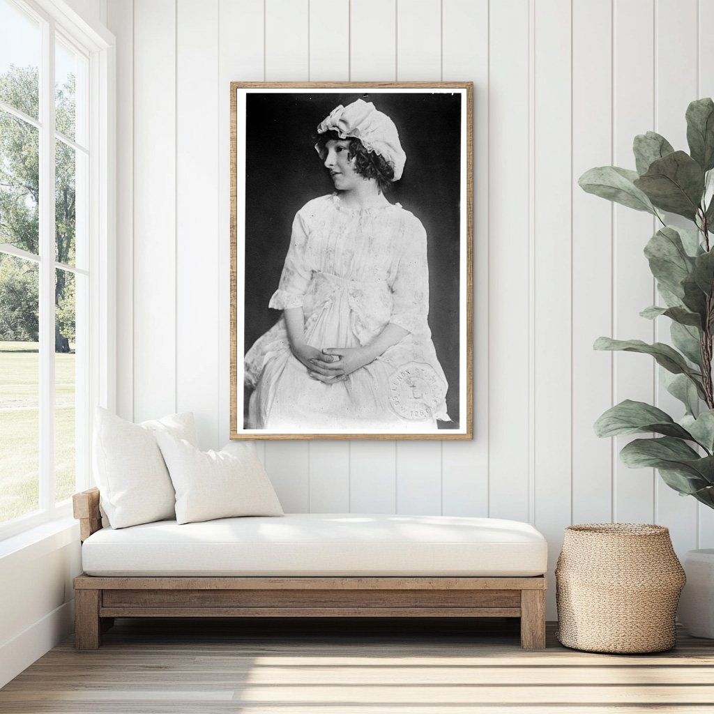 Violet Roberts: Graceful Portrait of the 1920s Era – KNOWOL