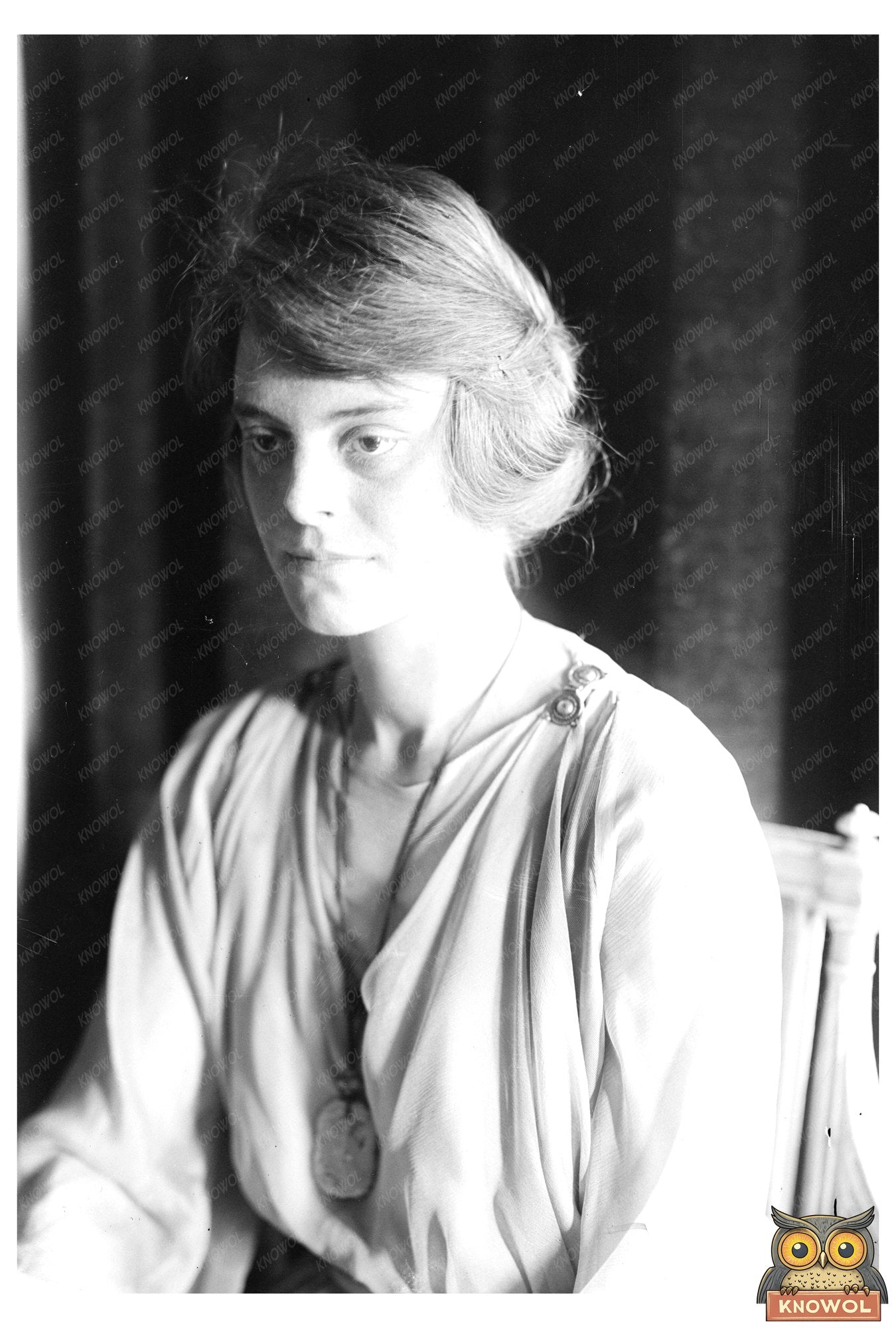 Enchanting 1910s Portrait of Intriguing Woman – KNOWOL