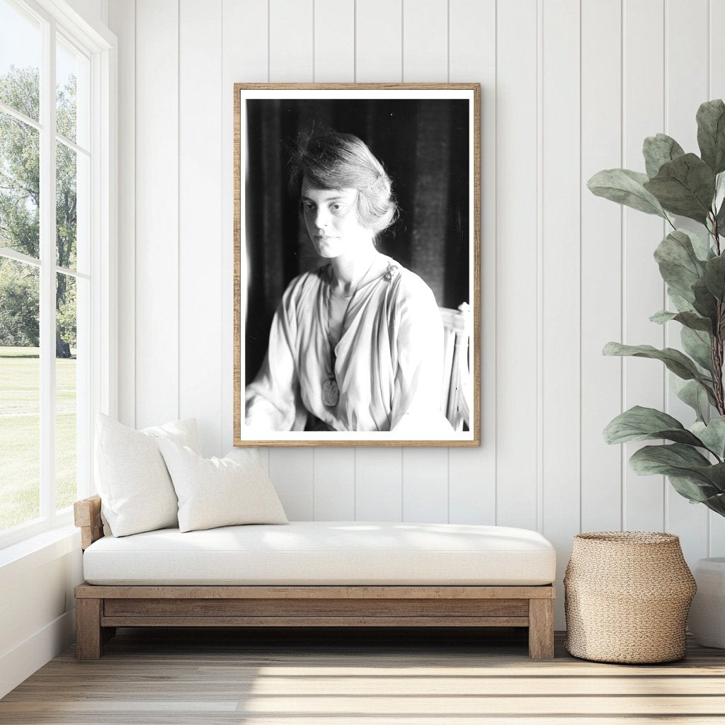 Enchanting 1910s Portrait of Intriguing Woman – KNOWOL