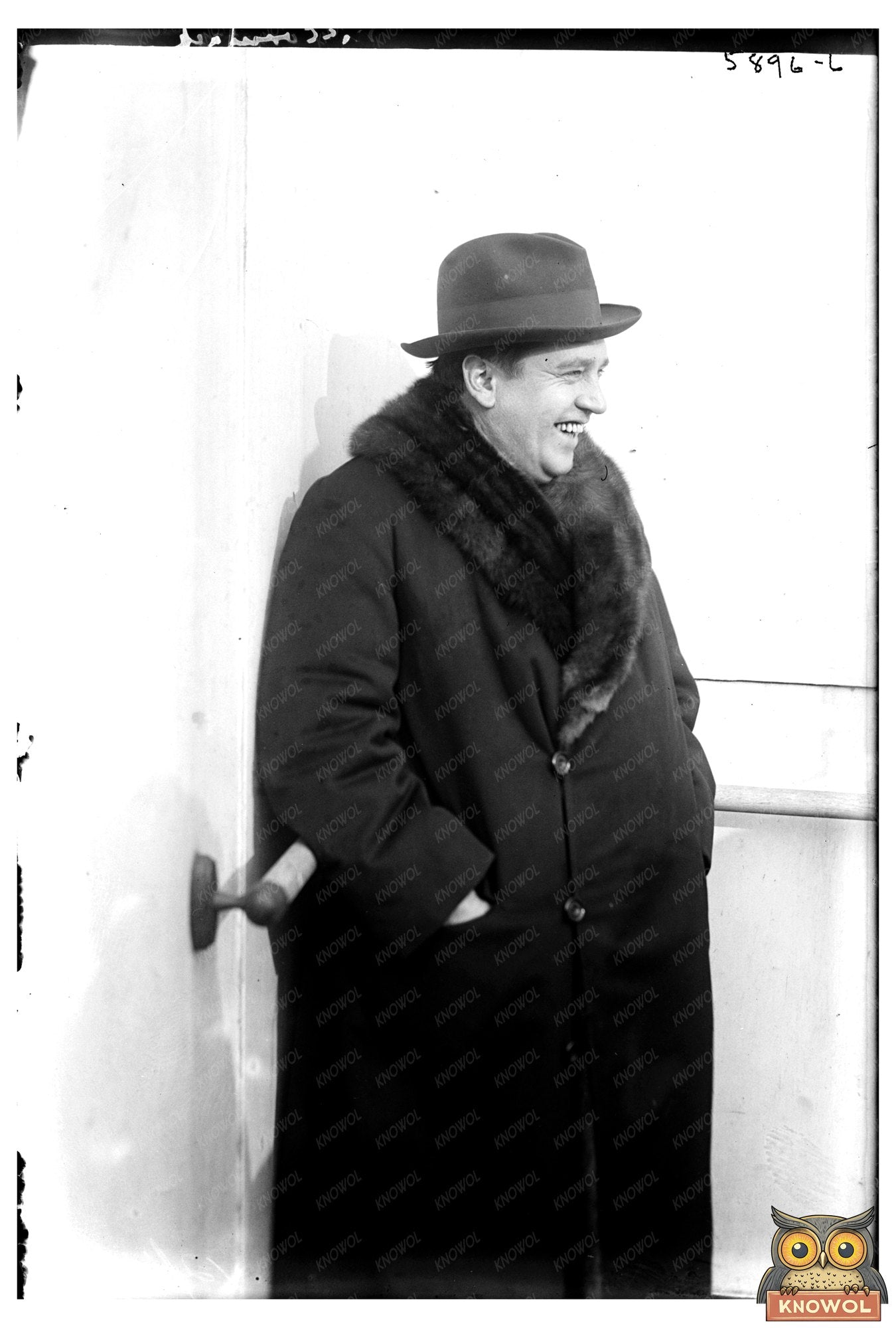 Timeless Elegance: Celebrated Tenor in 1920s Opera – KNOWOL