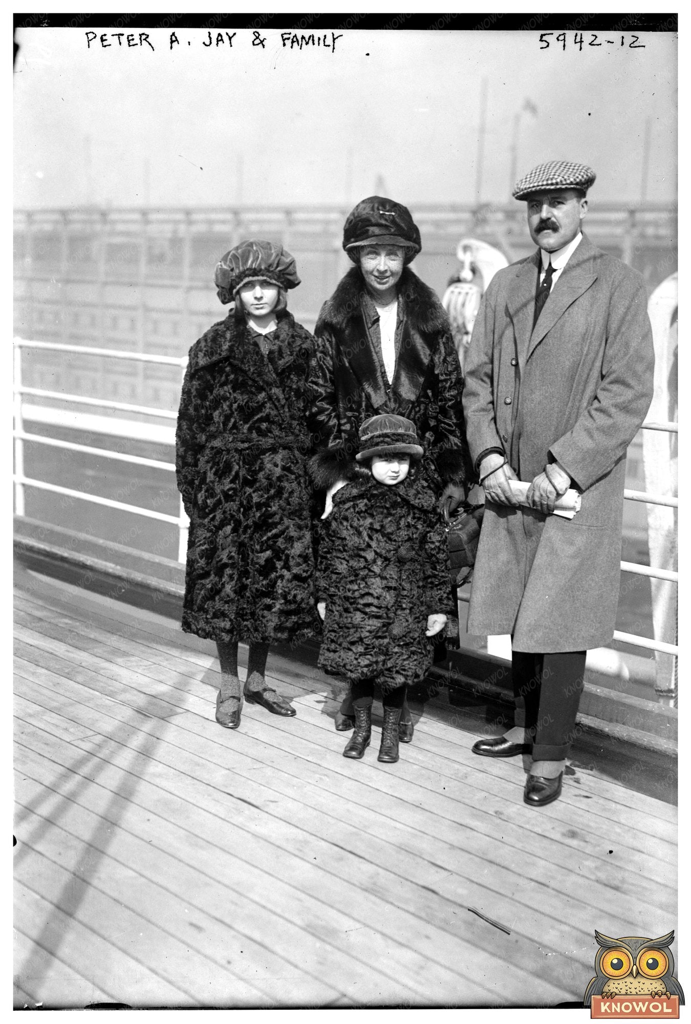 1920s Family Portrait: Heritage and Togetherness – KNOWOL