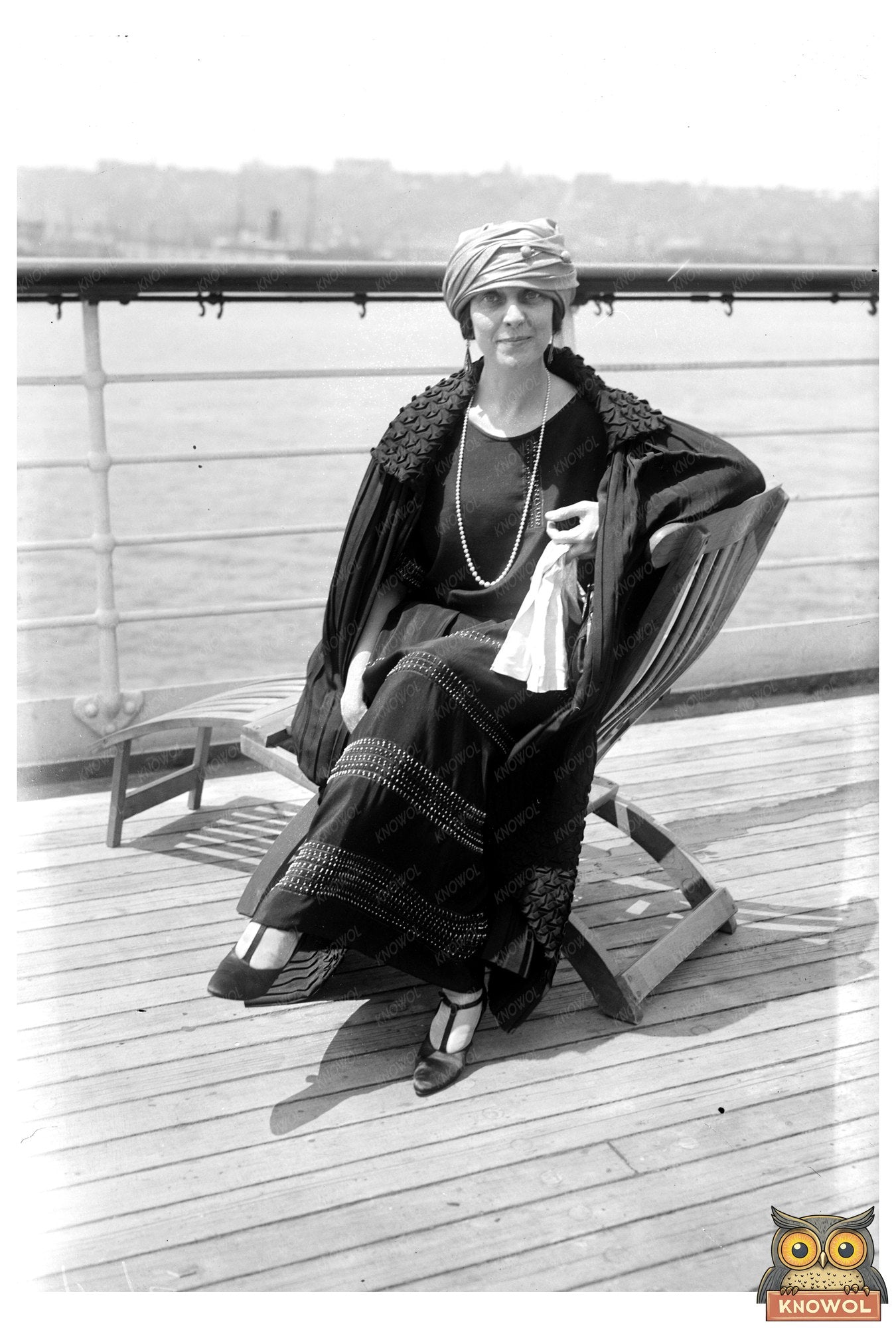 Vintage Portrait of Edna Thomas: 1920s Glamour – KNOWOL