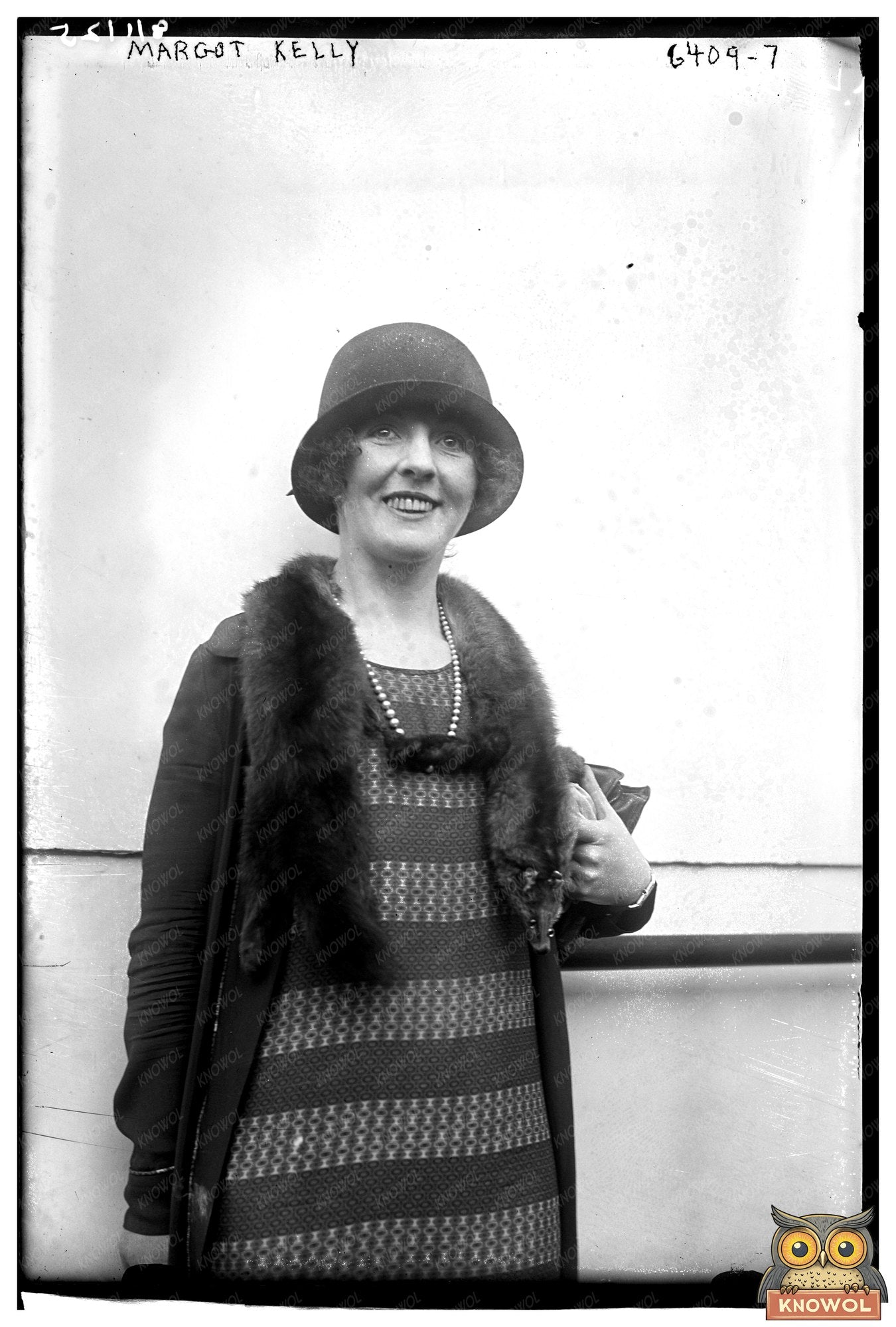 Elegant Portrait of Margot Kelly in Vintage Style – KNOWOL