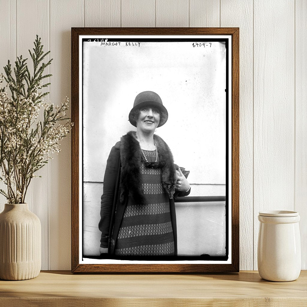 Elegant Portrait of Margot Kelly in Vintage Style – KNOWOL