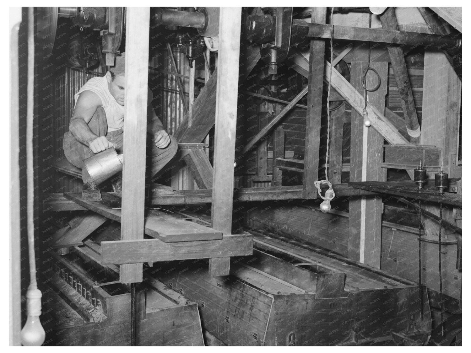 2017781388SM_-_Man-oiling-machine-used-for-screening-rice.-State-rice ...